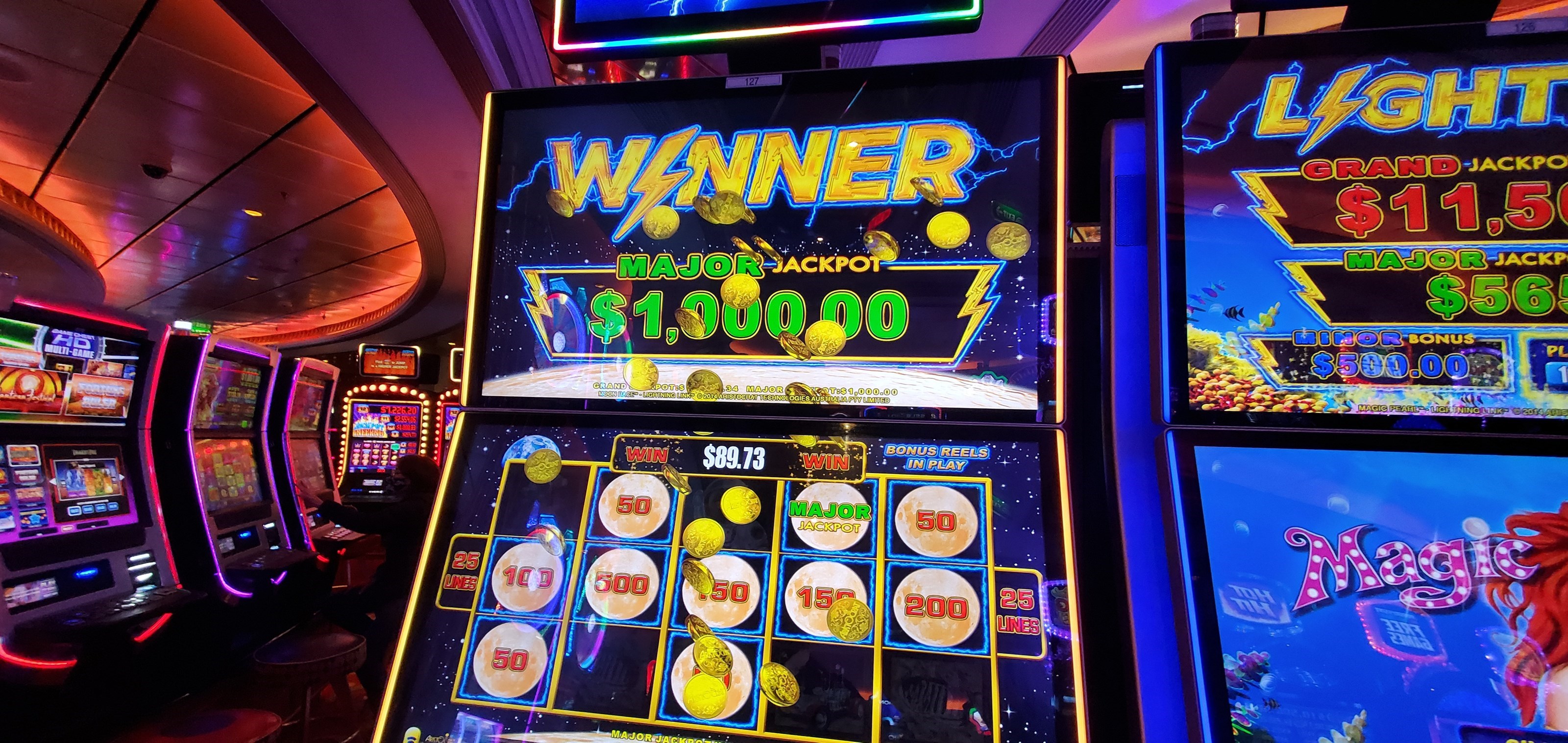 Lock it Link Piggy Bankin Slot Machine by SG gaming