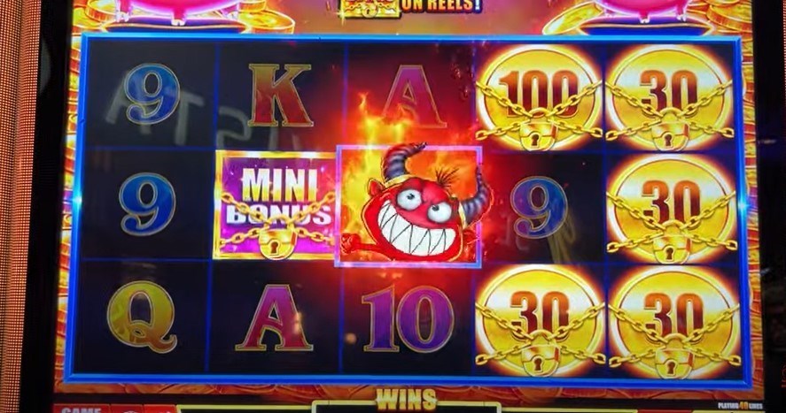 Devil's Lock Slot Machine by Bluberi