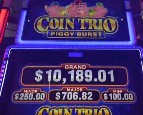 Piggy Burst Coin Trio Slot Machine by