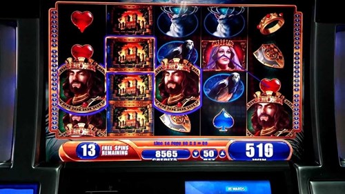 The King And The Sword Slot Machine by WMS
